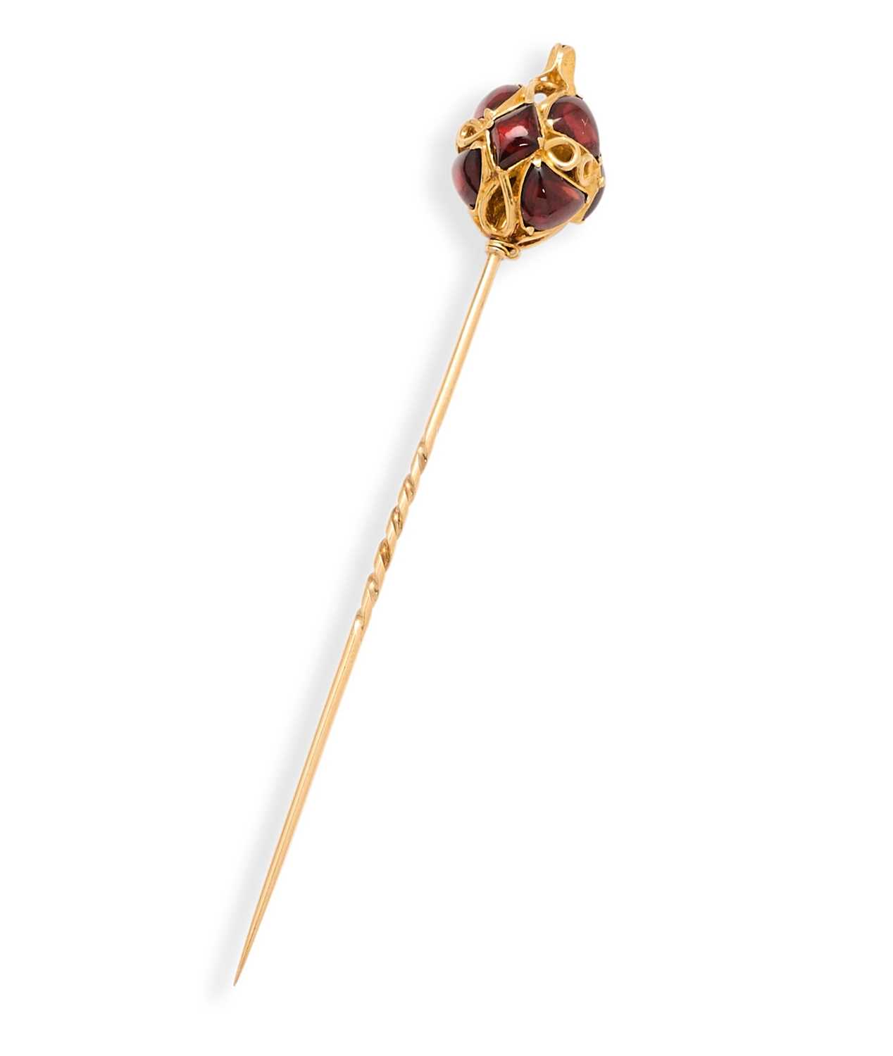 Lot 620 - VICTORIAN GOLD AND GARNET SCARF PIN, 1880s