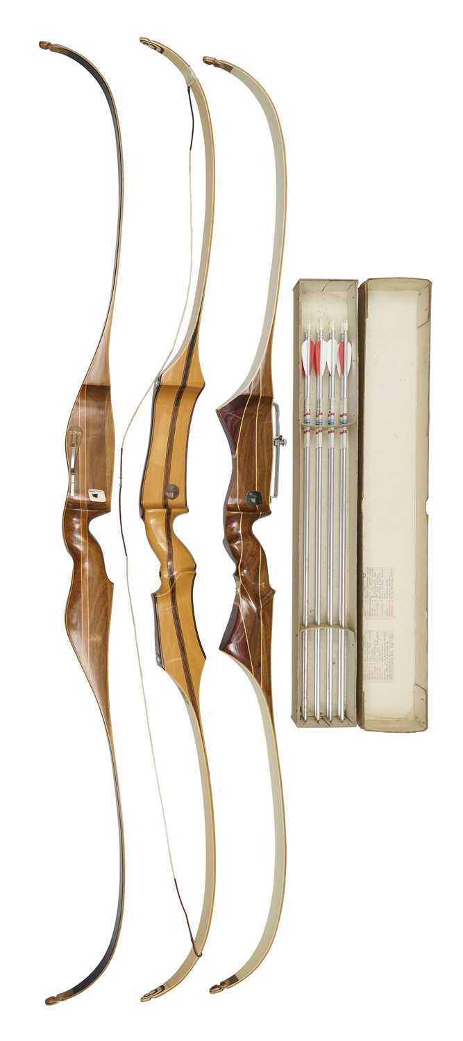 Lot 149 - TWENTY-TWO RECURVE BOWS AND FIVE BOXES OF
