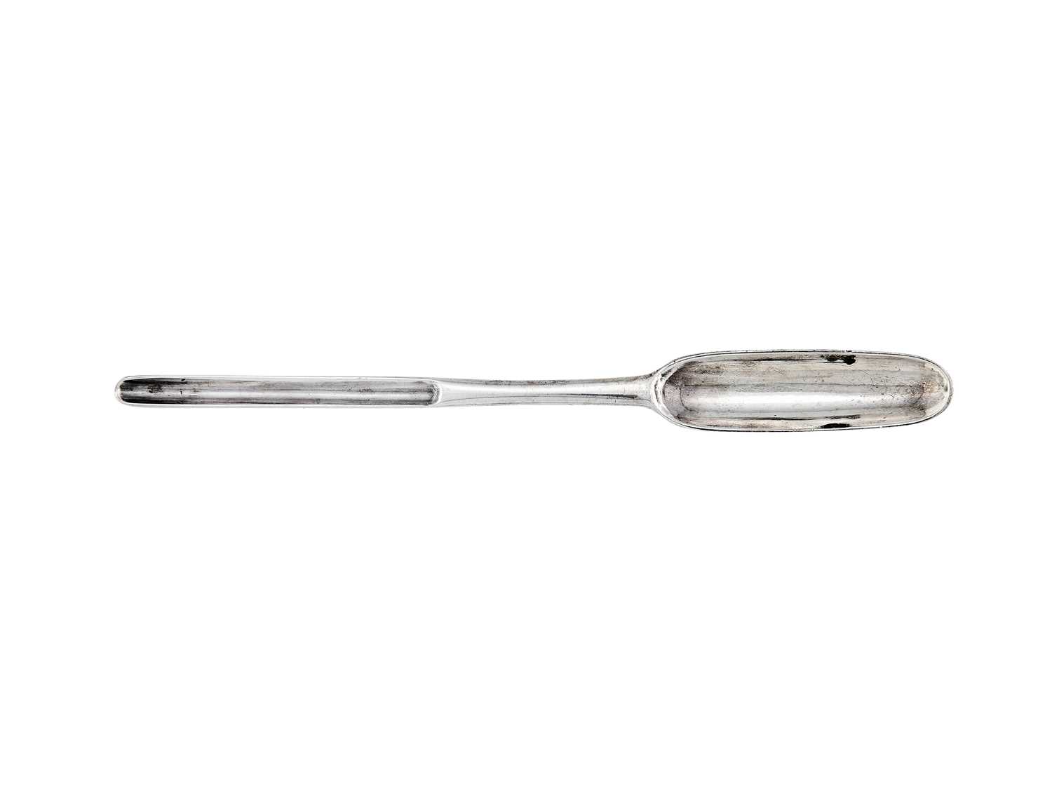 Lot 210 - A GEORGE I SILVER MARROW SCOOP, THOMAS MANN,