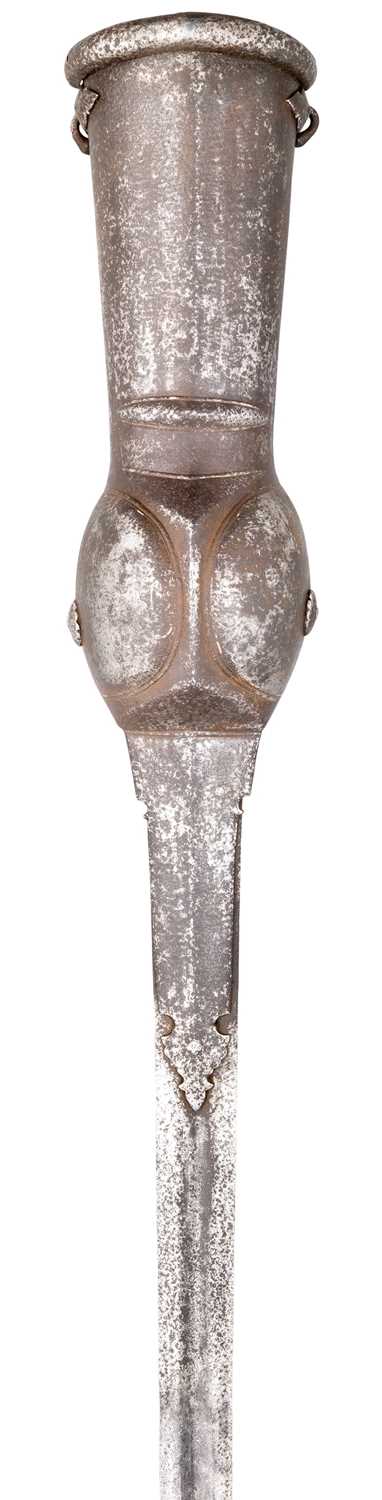 Lot 73 - AN INDIAN GAUNTLET SWORD (PATA), 18TH CENTURY